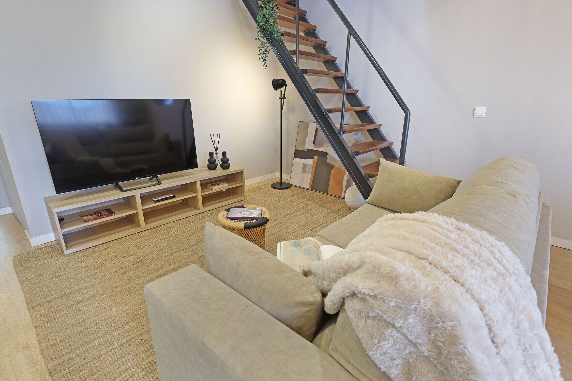 Apartamento Deluxe | Sala de estar | Smart TV de 55 polegadas com canais por cabo 