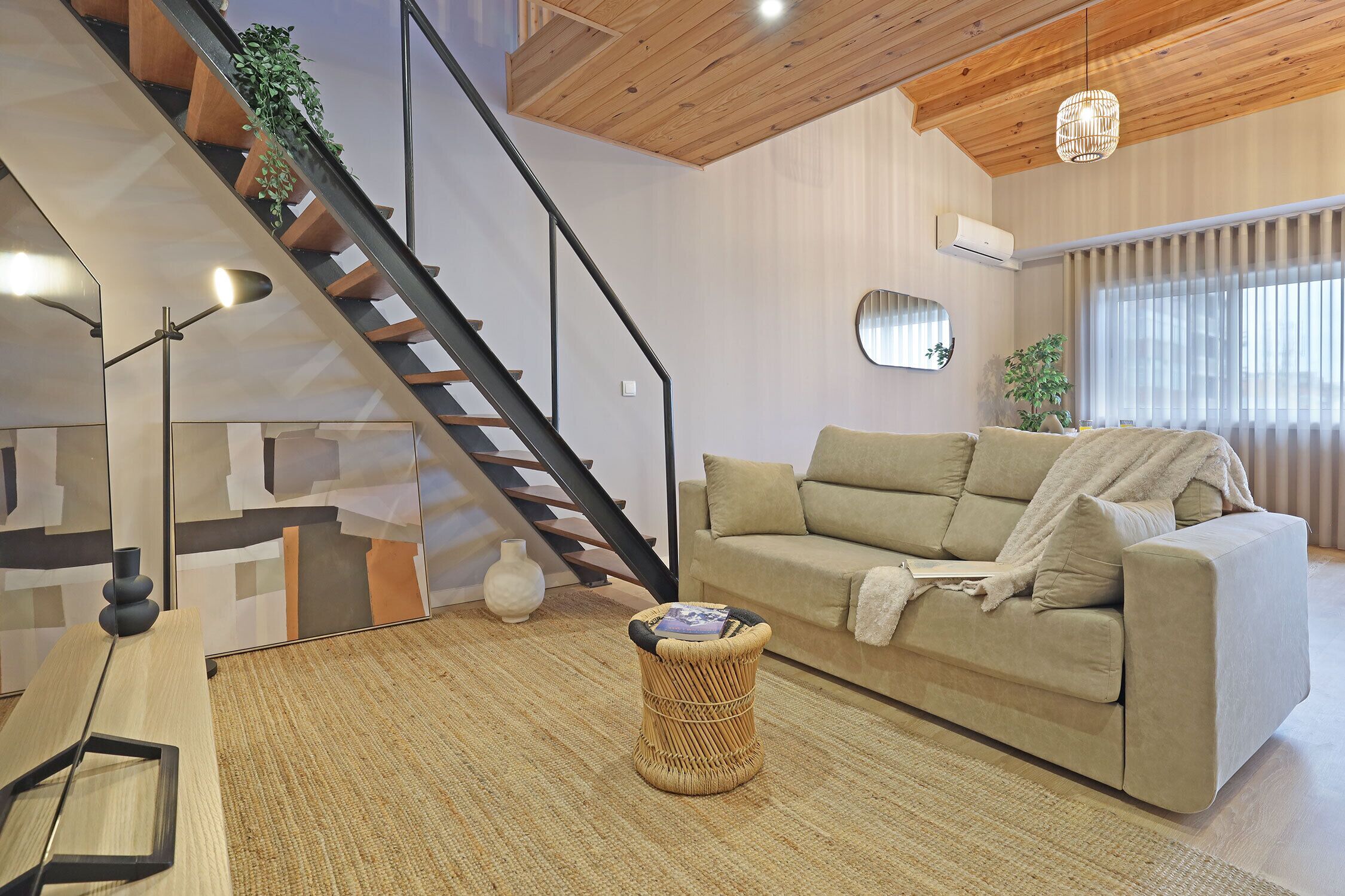 Apartamento Deluxe | Sala de estar | Smart TV de 55 polegadas com canais por cabo 