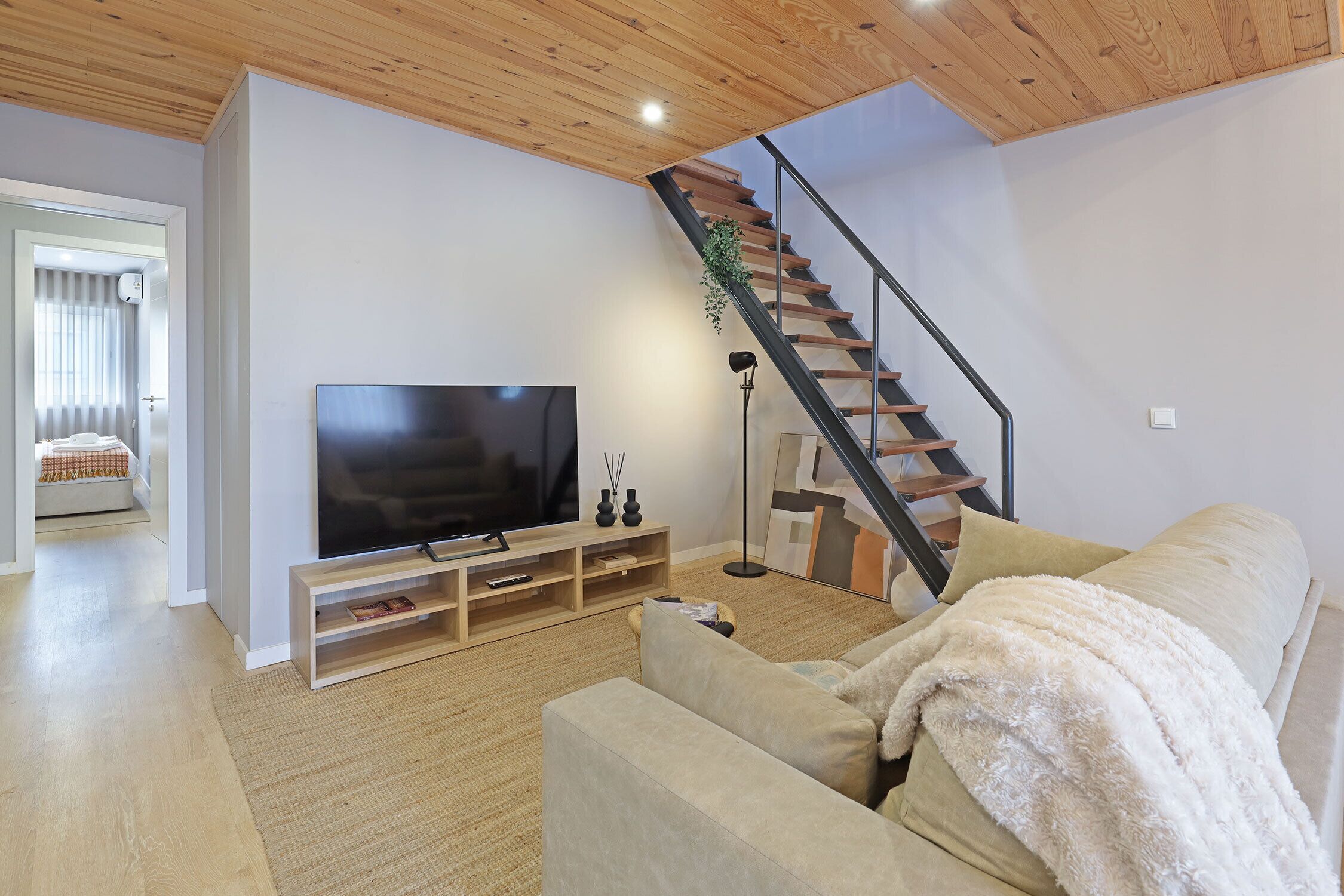 Apartamento Deluxe | Sala de estar | Smart TV de 55 polegadas com canais por cabo 