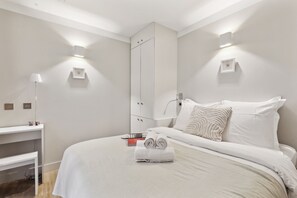 Apartamento Cidade, 2 quartos, não fumadores, vista para o pátio | Ferro/tábua de engomar, berços/camas para crianças, berço de viagem 