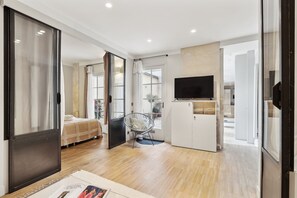 Apartamento Cidade, 2 quartos, não fumadores, vista para o pátio | Sala de estar | Smart TV de 40 polegadas com canais via satélite 