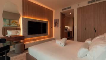 Estúdio Premium, 1 cama king-size, varanda | Roupa de alta qualidade, ferro/tábua de engomar, Wi-fi grátis