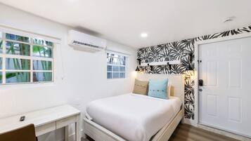 Quarto Standard, 1 cama queen-size, casa de banho privativa (Self check-in) | Camas de colchão viscoelástico, secretária