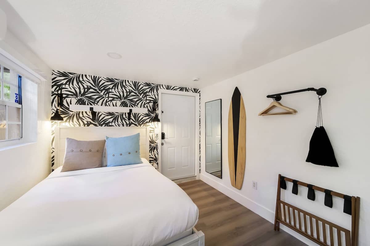 Quarto Standard, 1 cama queen-size, casa de banho privativa (Self check-in) | Camas de colchão viscoelástico, secretária