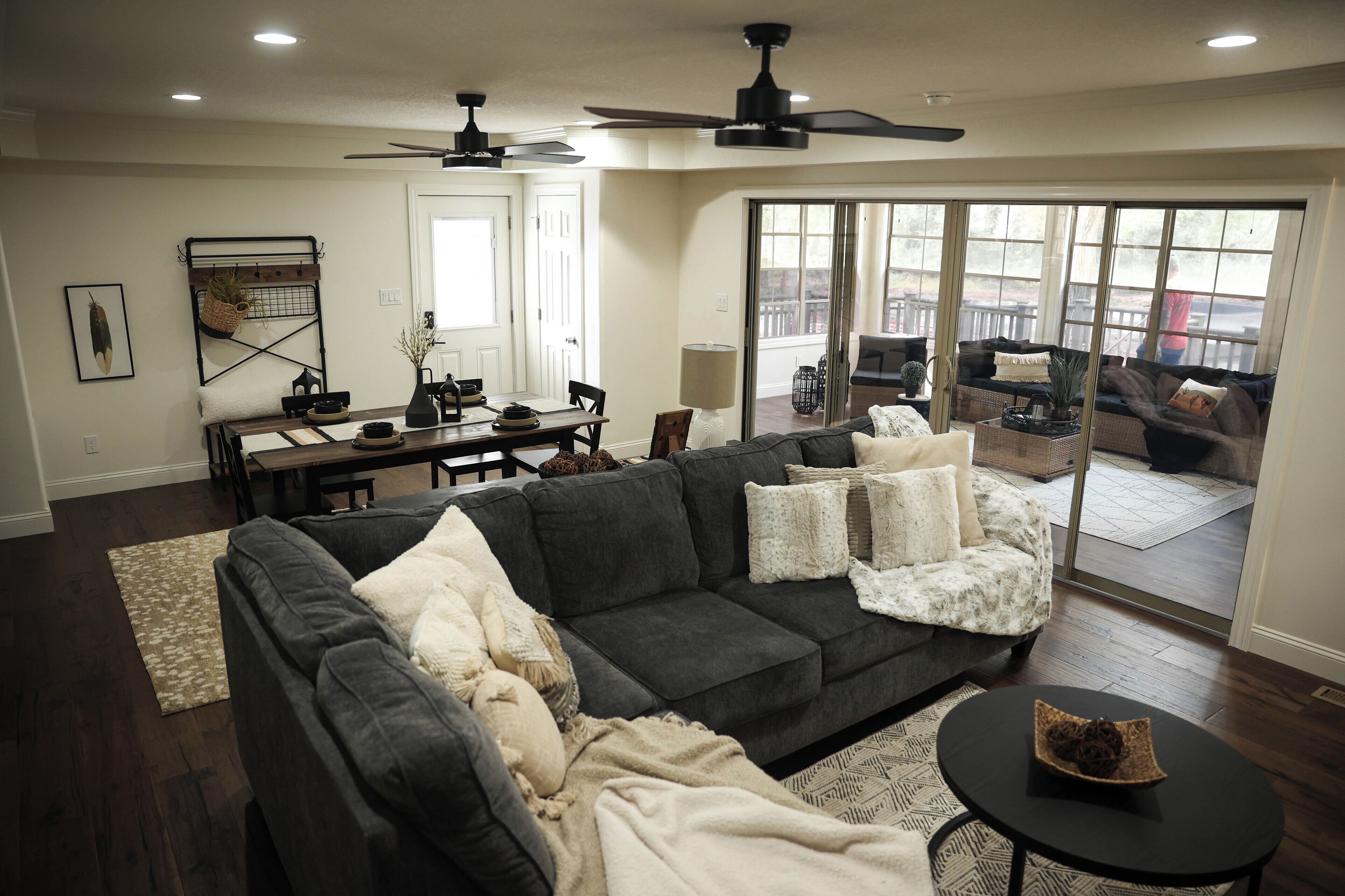 Main Getaway, Sleeps 19/15 Bed! - Joplin, MO