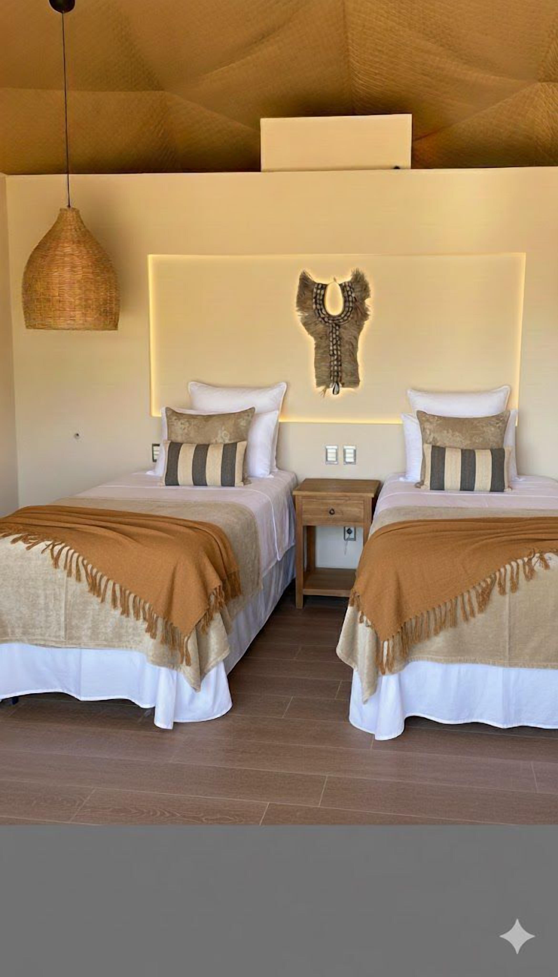 Cofres nos quartos, cortinas blackout, quartos à prova de som