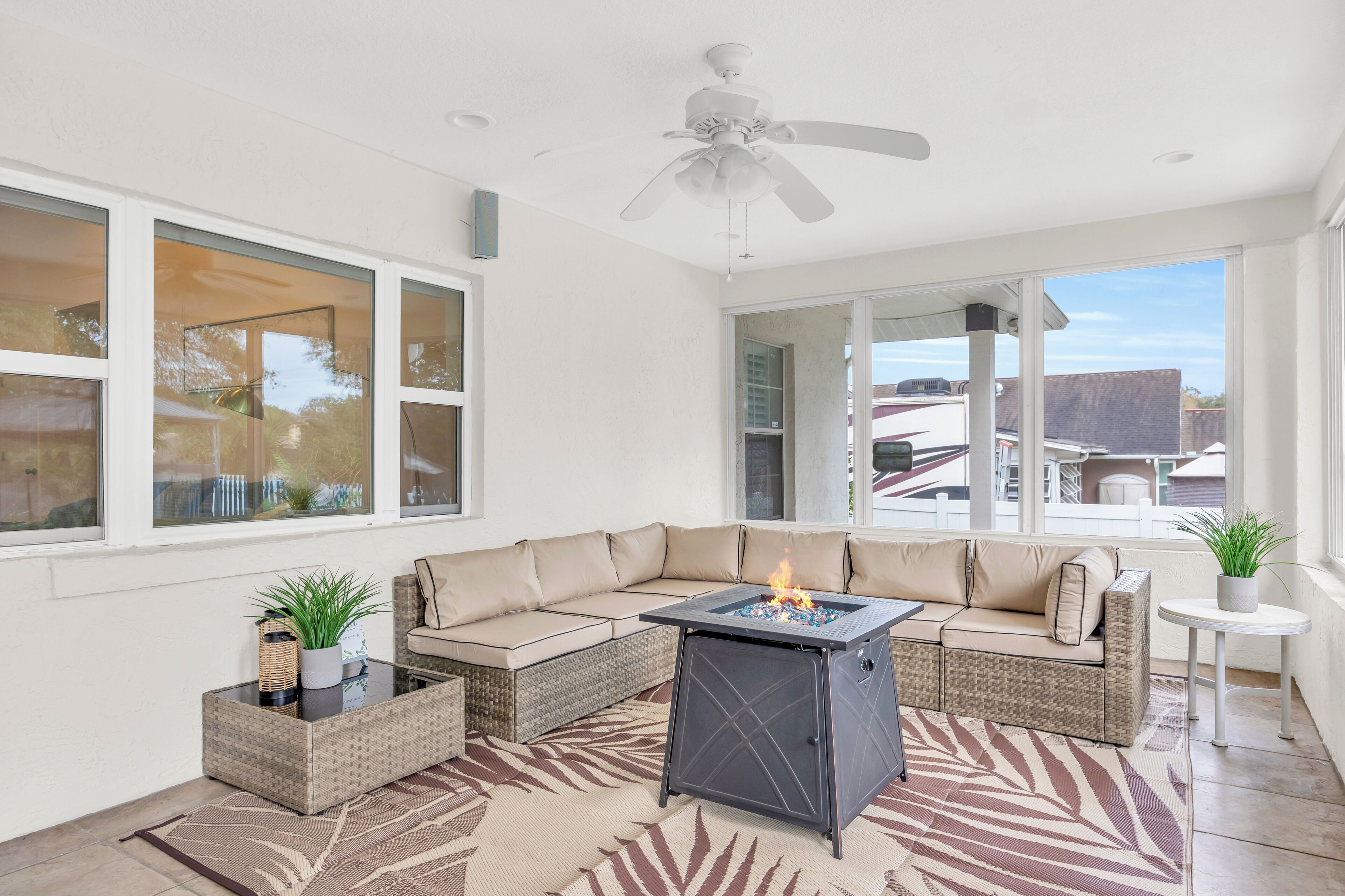 Poolside Paradise - 3 Br With Game Room & Pool Table! - Silver Springs State Park, Silver Springs