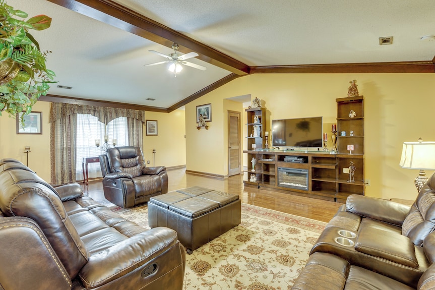 Pool & Large Covered Patio! Decatur Family Getaway - ディケーター, AL