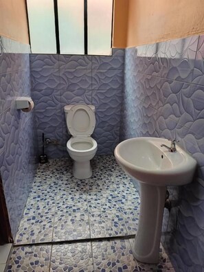 Quarto solteiro luxo, vista para o jardim | Banheiro | Chuveiro, chinelos, toalhas de banho, sabonete
