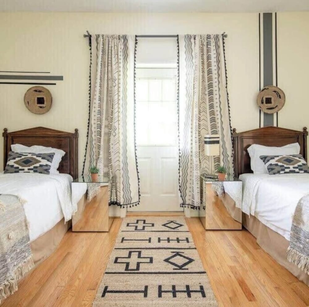 Cozy 2-bedroom in Quaint Cabbagetown - close to beltline and stadium ...