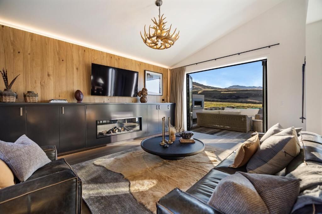 Casa superior, vista para a montanha | Área de estar | TV 40 polegadas com canais digitais, lareira