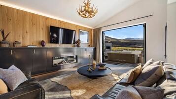 Casa superior, vista para a montanha | Área de estar | TV 40 polegadas com canais digitais, lareira