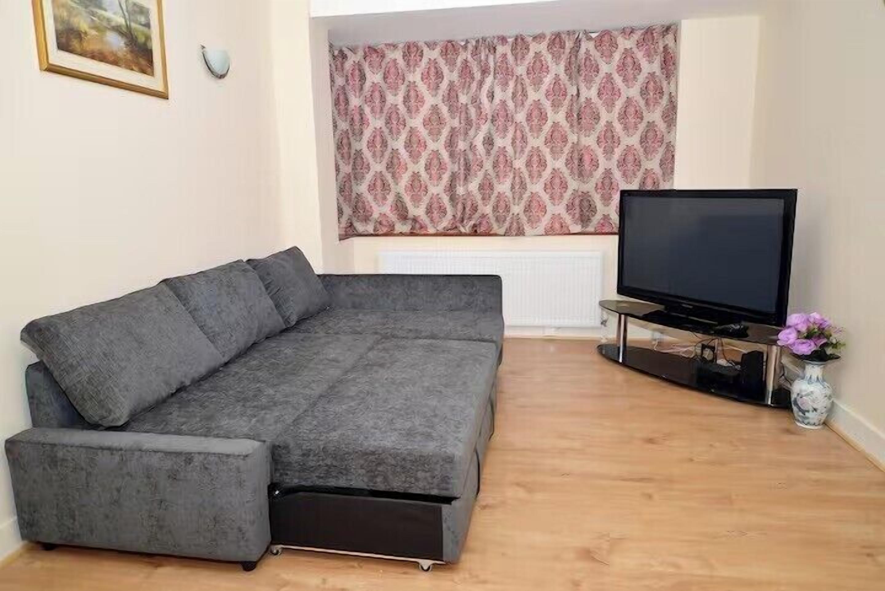 Family- Near Lcy Airport- Sleeps 6- Parking- Wi-fi - Romford