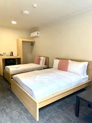 Quarto triplo, várias camas | Wi-Fi de cortesia, roupa de cama
