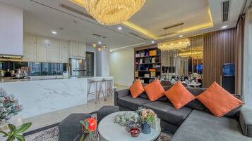 Apartamento standard, 3 quartos, 2 banheiros, vista para a cidade | Área de estar | Lareira, pisos aquecidos