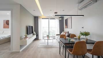 Apartamento luxo, 2 quartos, 2 banheiros, vista para o lago | Área de estar | Lareira, pisos aquecidos