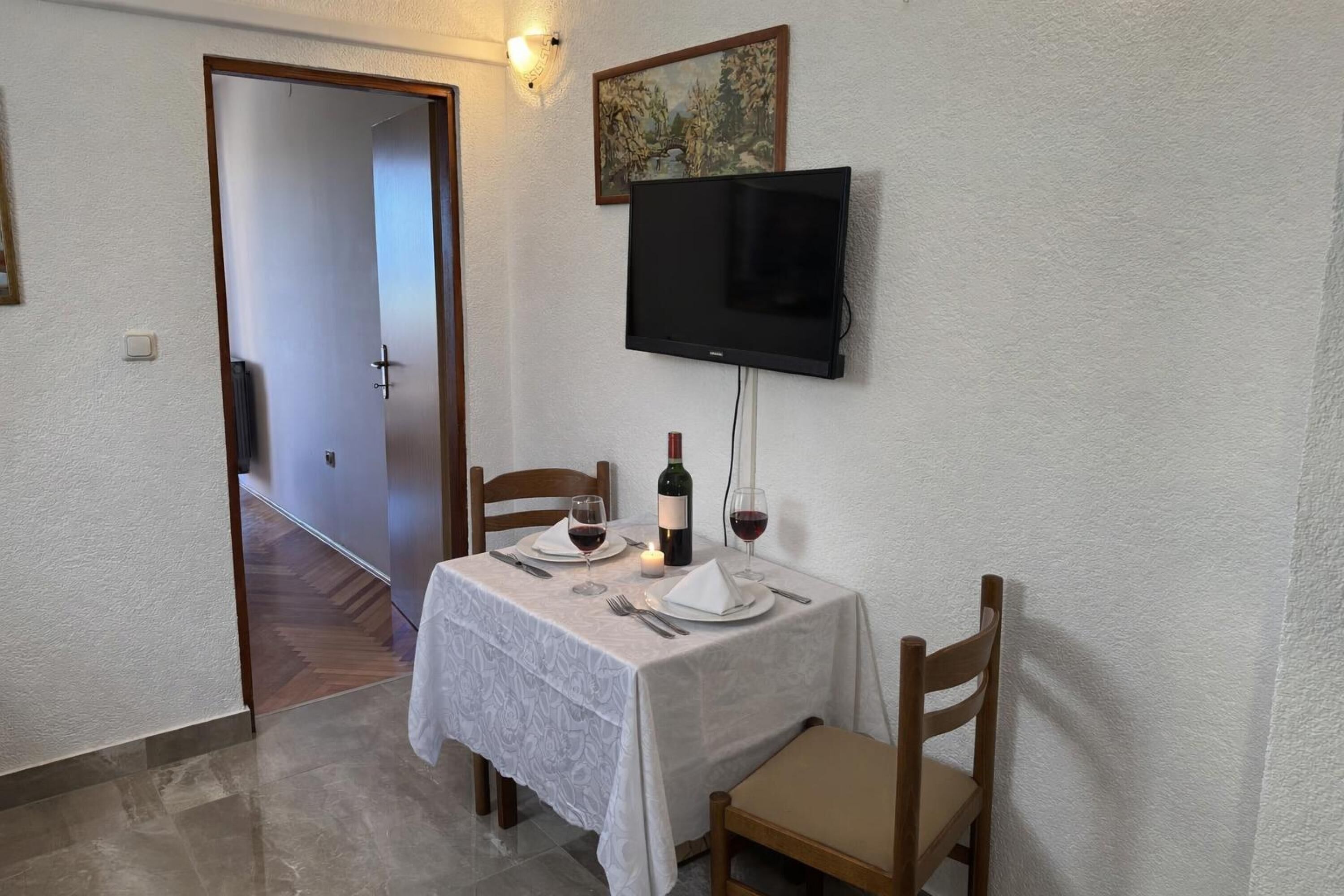 Apartamento Familiar, vários quartos (Amalija Sea View Apartment 3) | Sala | Televisor de ecrã plano de 21 polegadas com canais via satélite 