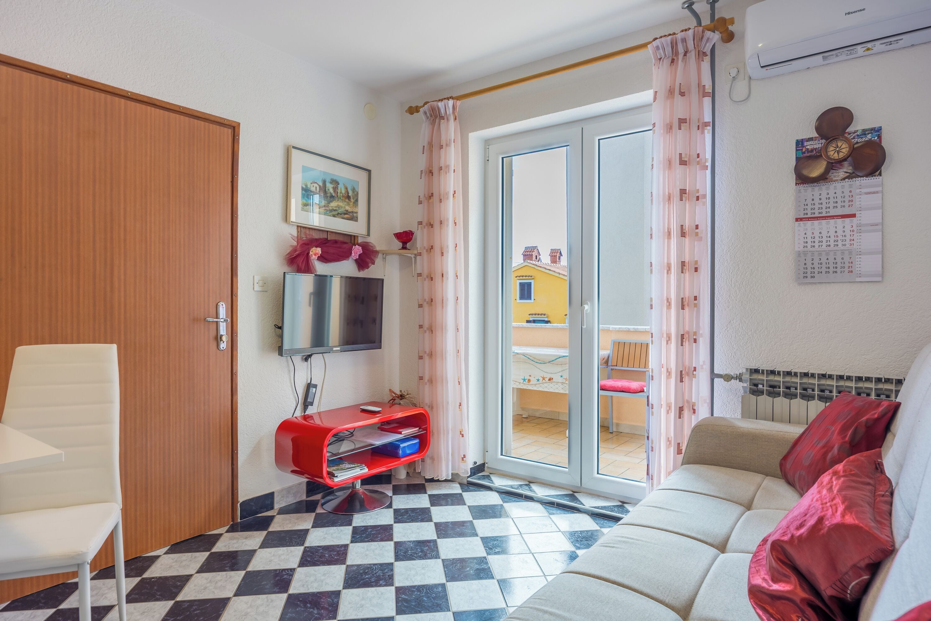 Apartamento família, vários quartos (Amalija Sea View Apartment 1) | Área de estar | TV de tela plana 21 polegadas com canais via satélite