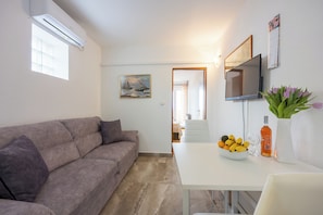 Apartamento Familiar, 1 quarto, micro-ondas (Amalija Sea View Apartment 3) | Sala de estar | Televisor de ecrã plano de 21 polegadas com canais via satélite 