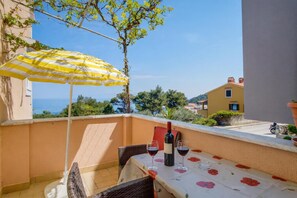 Apartamento Familiar, vários quartos (Amalija Sea View Apartment 1) | Refeições ao ar livre