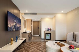 Quarto casal tradicional, vista para a cidade | Edredons de pluma, cortinas blackout, quartos à prova de som