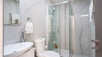 Estúdio, 1 cama de casal e sofá-cama, cozinha, vista para a cidade | Banheiro | Chuveiro, chuveiro com efeito de chuva, produtos de toalete grátis