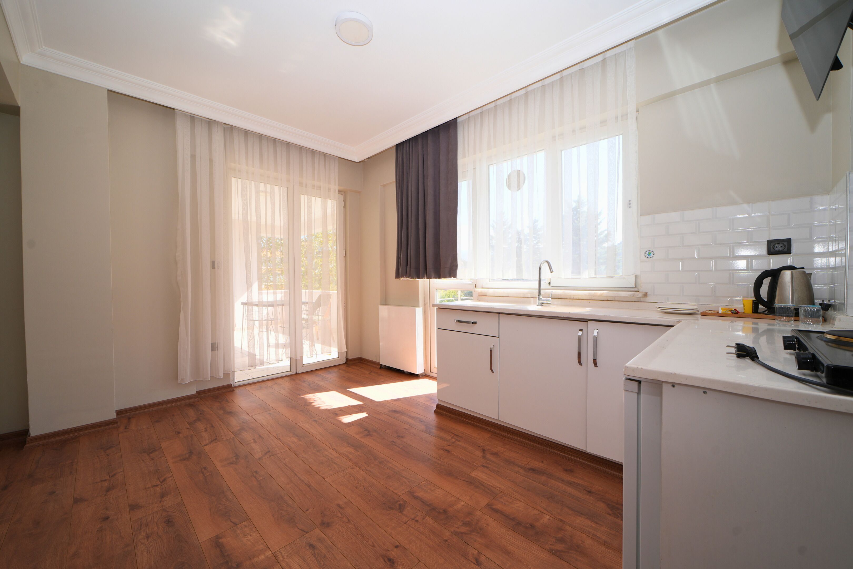 Apartamento Familiar, 3 quartos, varanda | Cozinha privada | Minifrigorífico, uma placa de cozinha, utensílios de cozinha 