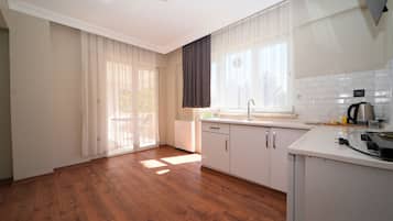 Apartamento Familiar, 3 quartos, varanda | Cozinha privada | Minifrigorífico, uma placa de cozinha, utensílios de cozinha