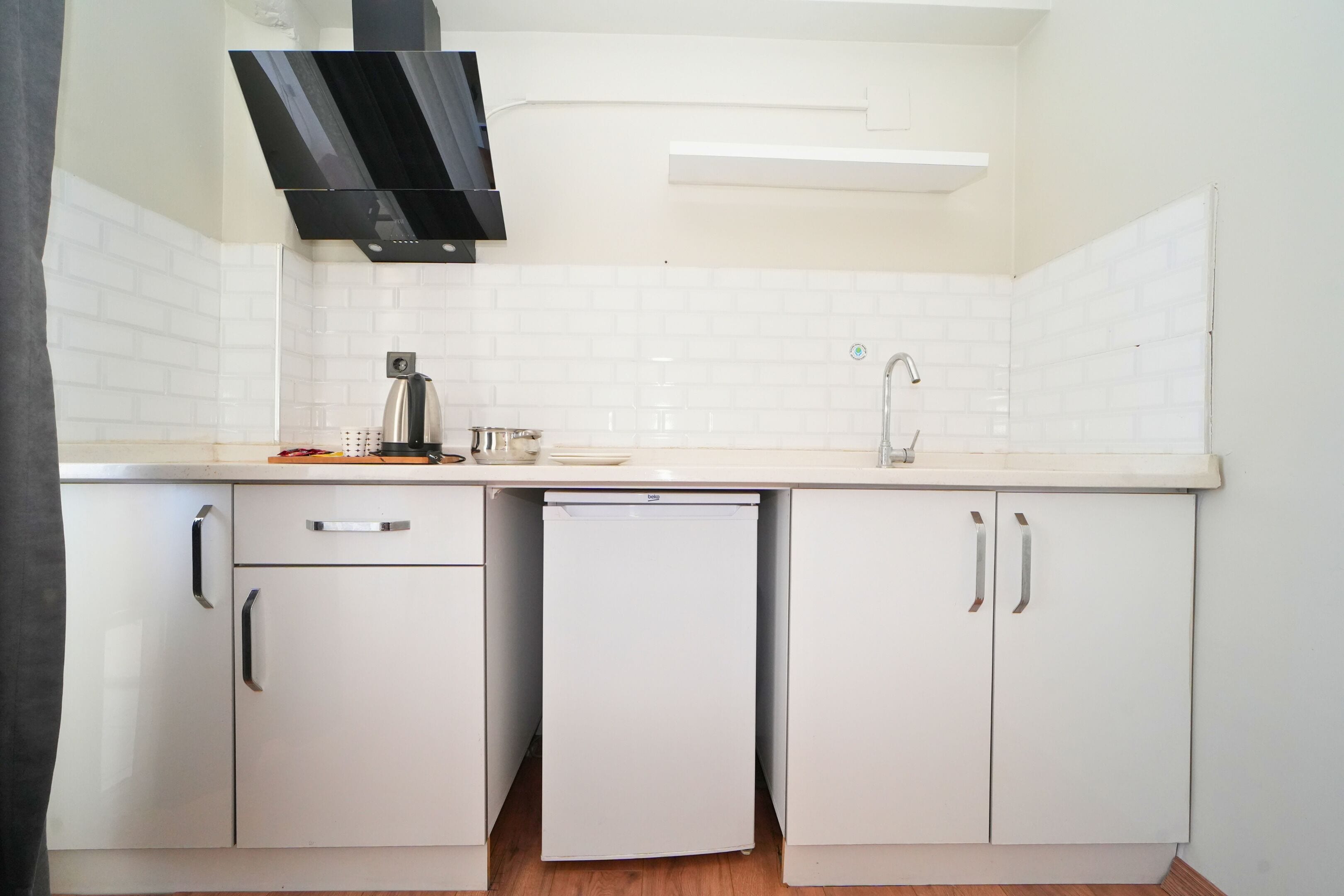 Apartamento standard, banheiro privativo | Cozinha privada | Frigobar, cooktop, talheres/pratos/utensílios de cozinha