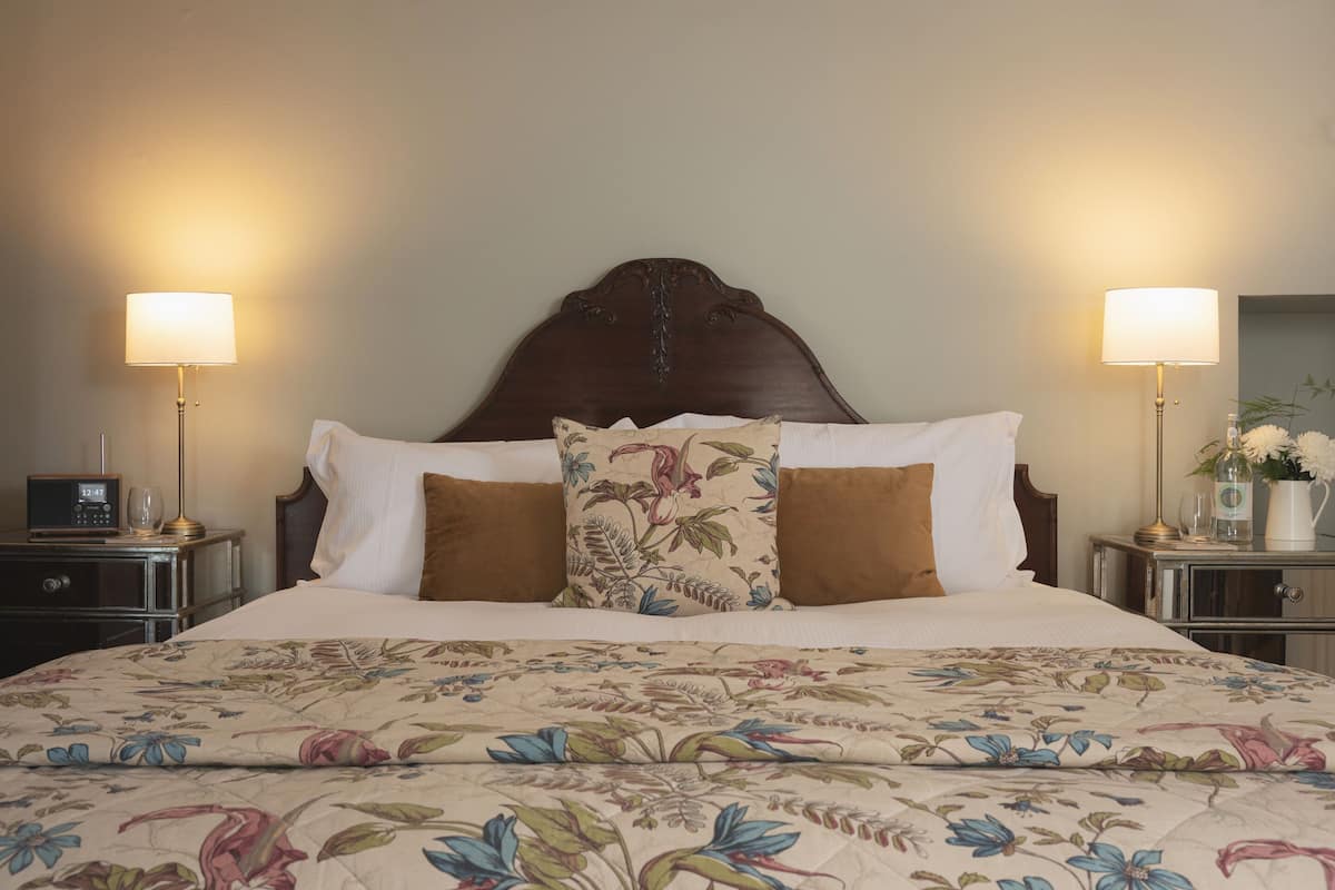 Quarto casal superluxo | Ferros/tábuas de passar roupa, Wi-Fi de cortesia