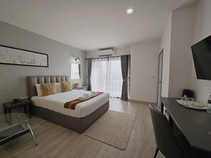 Quarto casal exclusivo, banheira, vista para a montanha | Cofres nos quartos, escrivaninha, cortinas blackout