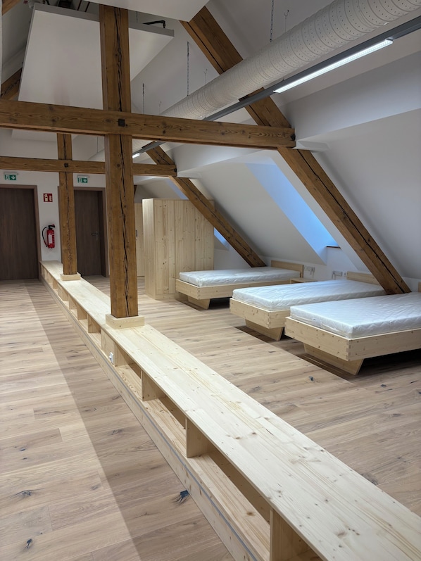 Dormitório compartilhado, para não fumantes | Cofres nos quartos, Wi-Fi de cortesia, roupa de cama