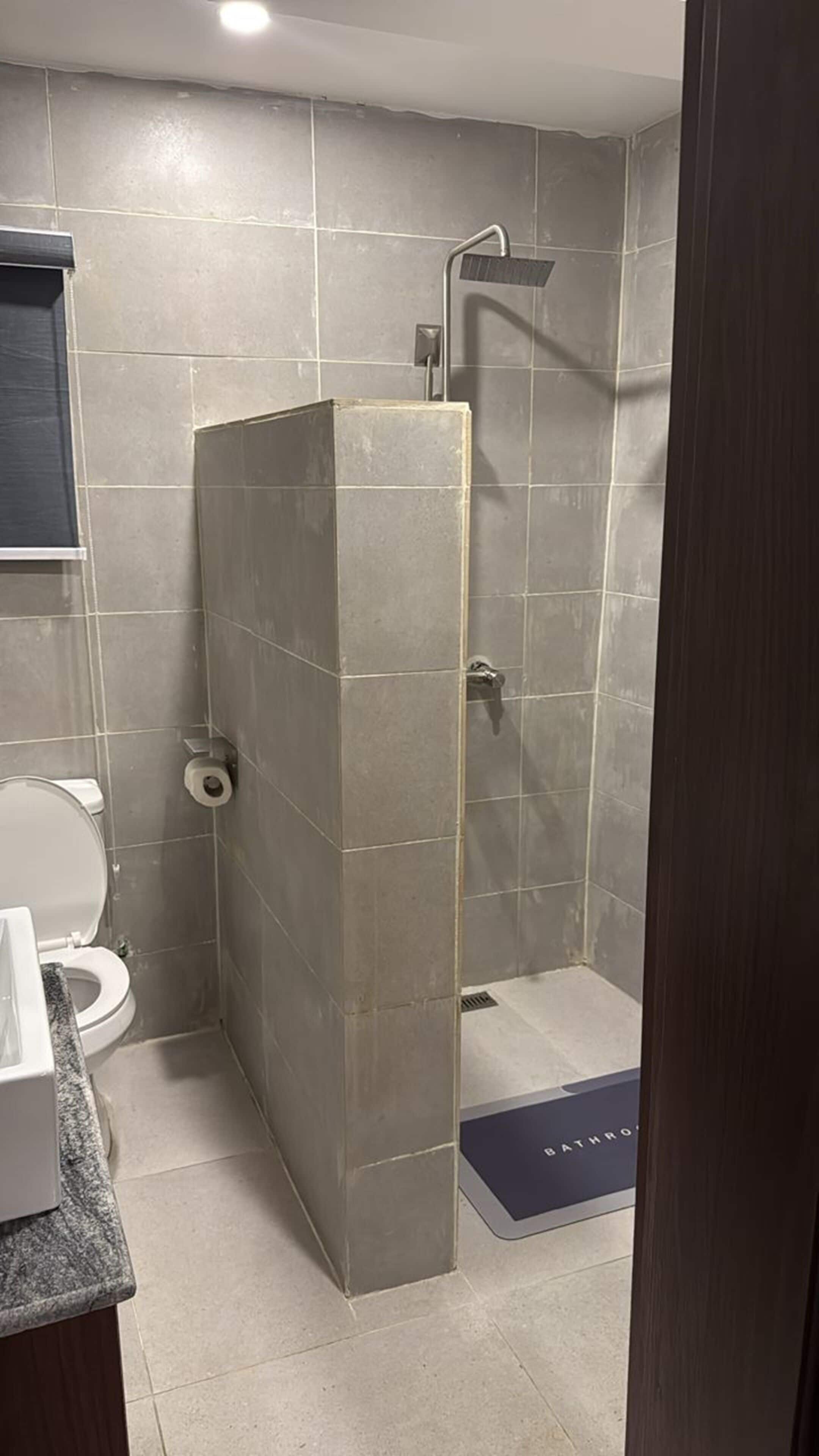 Quarto Deluxe | Casa de banho | Um polibã, toalhas fornecidas 