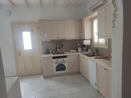 Apartamento, piscina privativa, vista para o jardim | Cozinha privada | Um frigorífico, um forno, uma placa de cozinha 