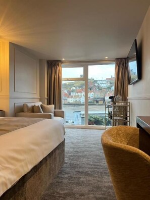 Escrivaninha, espaço de trabalho para notebook, Wi-Fi de cortesia