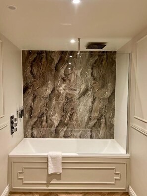 Secador de cabelo, toalhas de banho, sabonete, shampoo