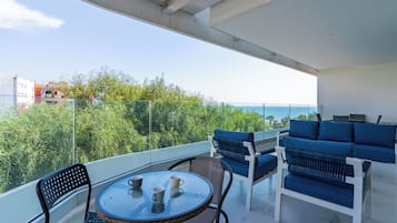 Apartamento, 1 cama de casal e sofá-cama, cozinha, Vista para a cidade | Refeições ao ar livre