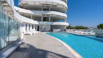 Piscina exterior sazonal, da(s) 9:00 à(s) 18:00, espreguiçadeiras