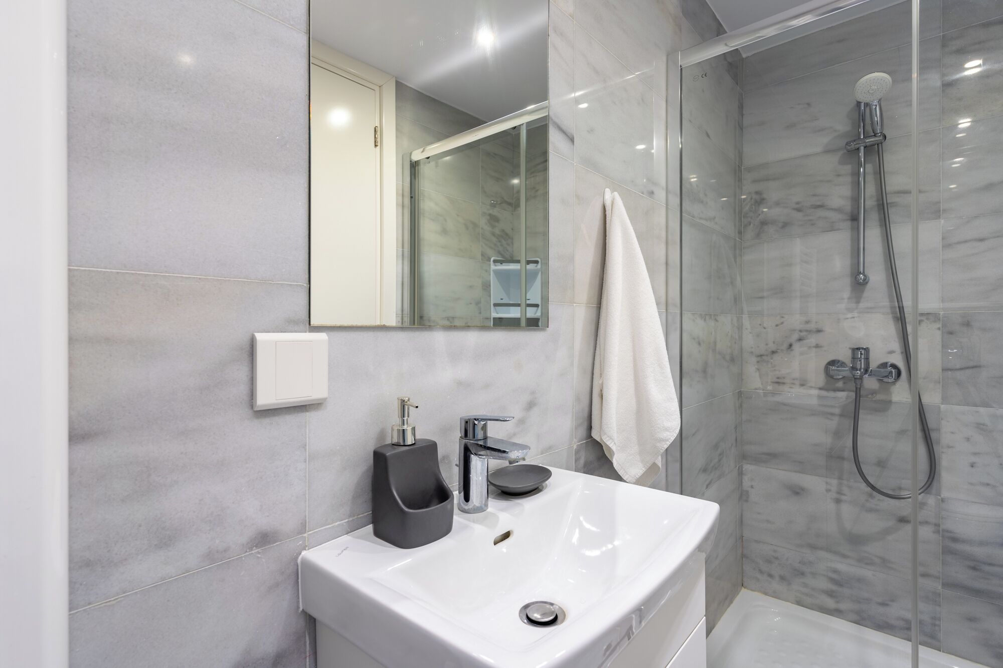 Apartamento, 1 cama de casal e sofá-cama, cozinha, Vista para a cidade | Casa de banho | Um polibã, um chuveiro fixo, artigos de higiene pessoal grátis 