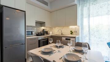 Apartamento, 1 cama de casal e sofá-cama, cozinha, Vista para a cidade | Cozinha privada | Um frigorífico/congelador grande, um micro-ondas, um forno