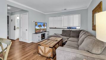 Condo com design assinado, 2 quartos, sacada, vista parcial para o oceano | Sala de estar | Smart TV 32 polegadas com canais digitais, Netflix, Hulu