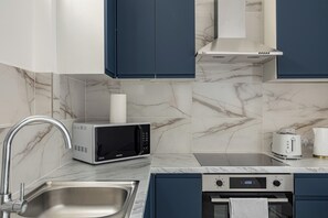 Estúdio luxo, vista para a cidade | Cozinha privada | Fogão, cooktop, torradeira