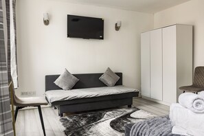 Estúdio superior | Área de estar | Smart TV 32 polegadas com canais digitais, Netflix