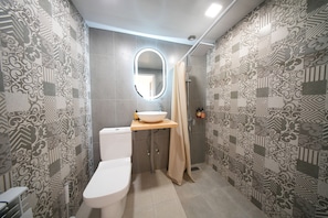 Quarto triplo superior, vista para o pátio | Banheiro | Bidê 