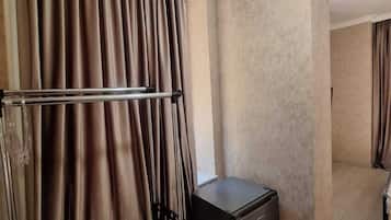 Quarto Duplo ou Twin Clássico, varanda, Vista para a cidade | Interior