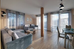Apartamento conforto, sacada, vista para a montanha | Área de estar | Smart TV