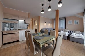 Apartamento conforto, sacada, vista para a montanha | Área de estar | Smart TV