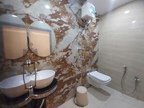 Um polibã, toalhas fornecidas, sabão, champô 