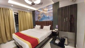 Quarto de hotel moderno com uma cama grande, uma mesa de cabeceira, uma escrivaninha e um espelho grande.