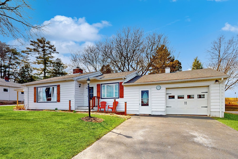 Lakefront 4br W/ Stunning Views, Dock & Porch - Finger Lakes, NY